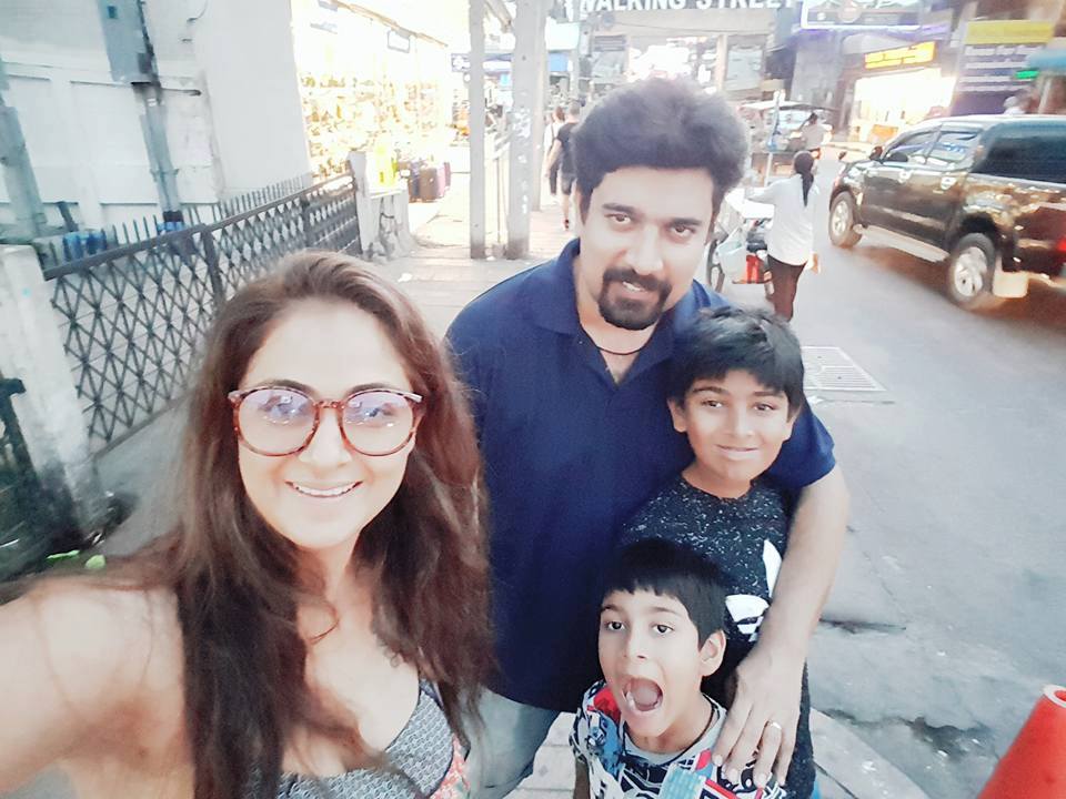 தமிழ் சினிமாவின் கனவு கன்னி சிம்ரனின் குடும்ப புகைப்படங்கள்